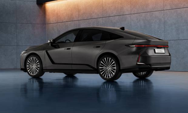Lexus ES 350e e 500e: interni, motore, potenza, autonomia ...