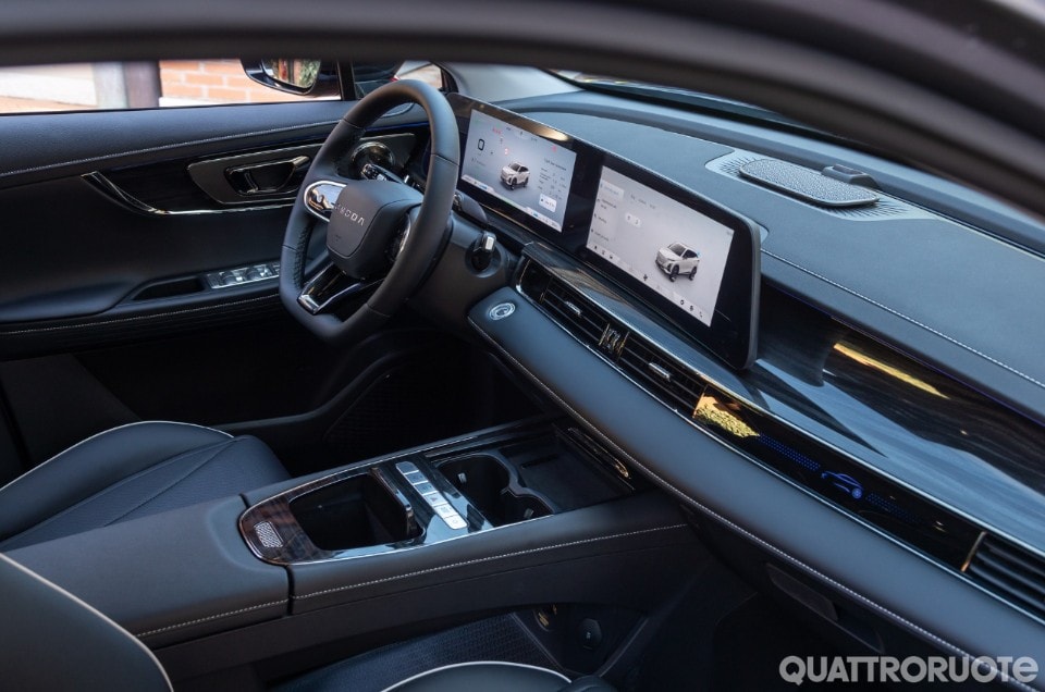 Omoda 5 base: prezzo, dotazione, foto