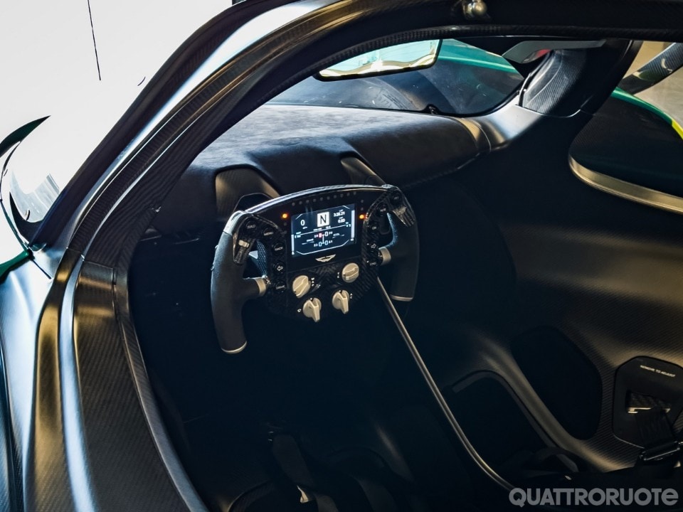 Aston Martin Valkyrie AMR Pro prezzo, interni, motore, prestazioni, guida