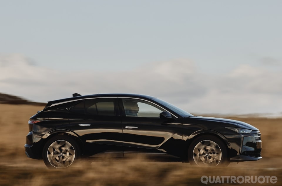 Nuova DS N°4: come va la francese che può essere elettrica, ibrida o diesel | Quattroruote.it