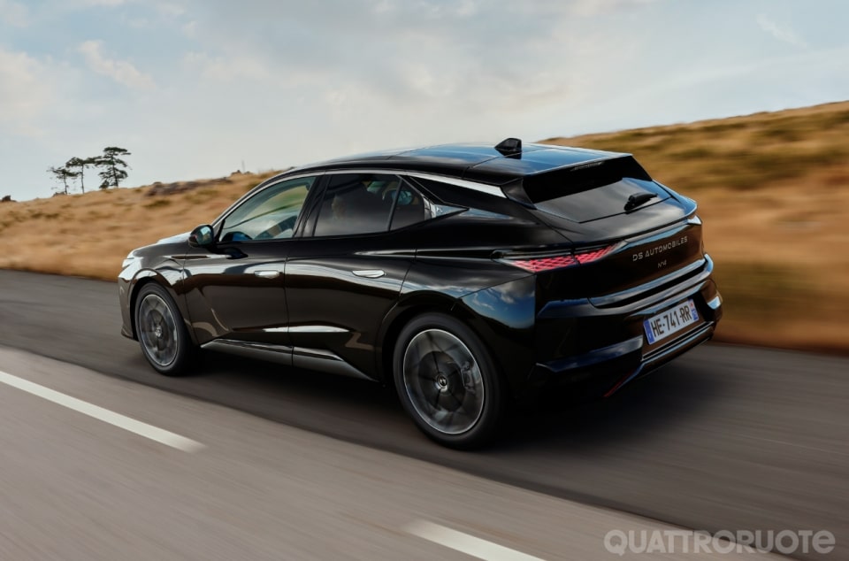 Nuova DS N°4: come va la francese che può essere elettrica, ibrida o diesel | Quattroruote.it