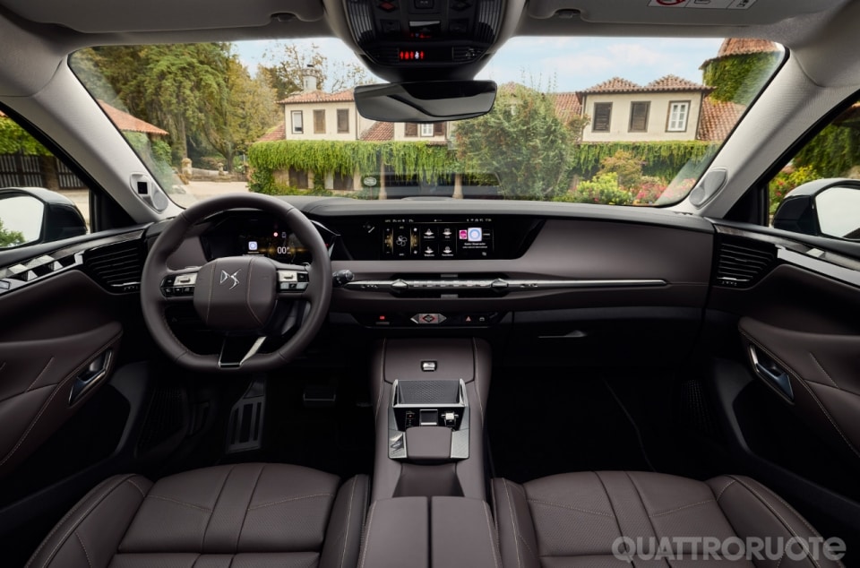 Nuova DS N°4: come va la francese che può essere elettrica, ibrida o diesel | Quattroruote.it