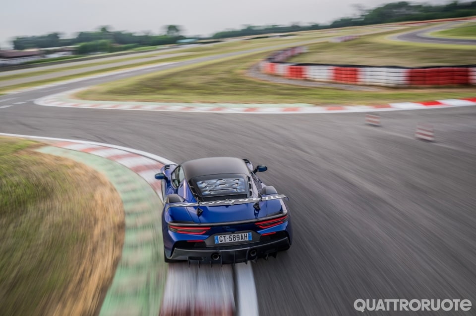 Le 10 regine dell’accelerazione: chi domina sullo 0-100 km/h?