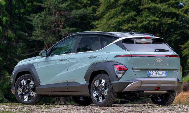 Hyundai Kona ibrida: prova, dimensioni, interni, consumi | Quattroruote.it