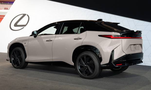 Lexus RZ: ora ha più cavalli, lo steer-by-wire e simula il cambio ...