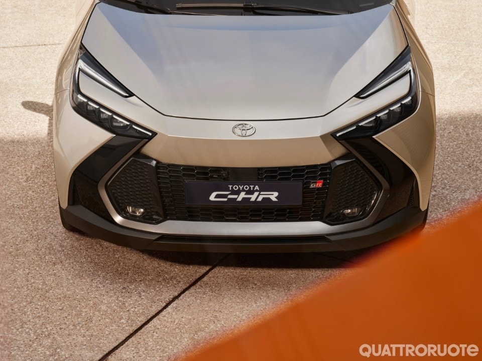 Toyota C-HR 2023: dimensioni, interni, motori, consumi | Quattroruote.it