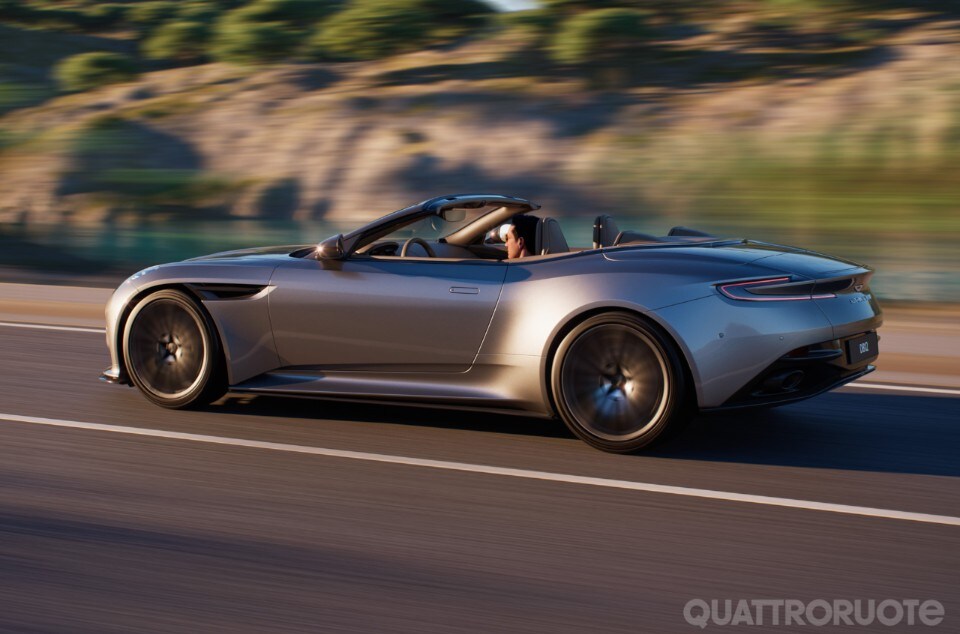 Aston Martin DB12 Volante: motore, interni uscita | Quattroruote.it