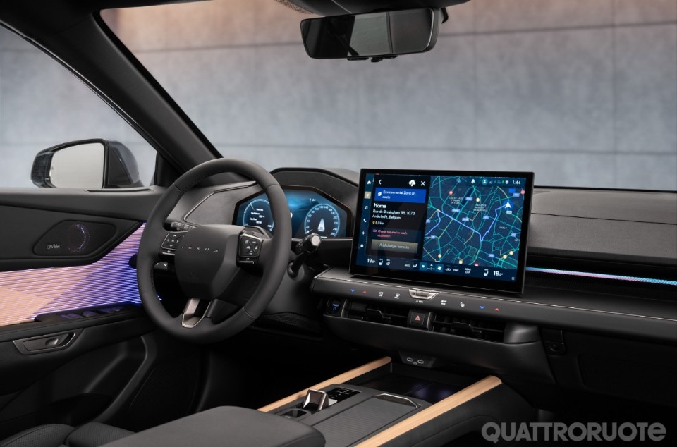 Lexus ES 350e e 500e: interni, motore, potenza, autonomia ...