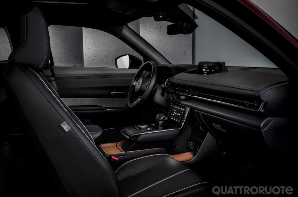 Mazda MX-30 R-EV: Wankel range extender autonomia interni guida su ...