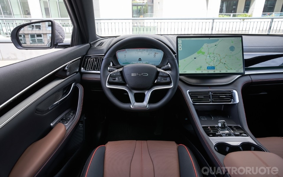 BYD Seal U DM-i ibrida plug-in: prezzo, bagagliaio, motore, autonomia ...