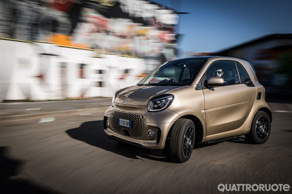 Smart fortwo EQ: dimensioni, interni e prova dell'elettrica - VIDEO ...